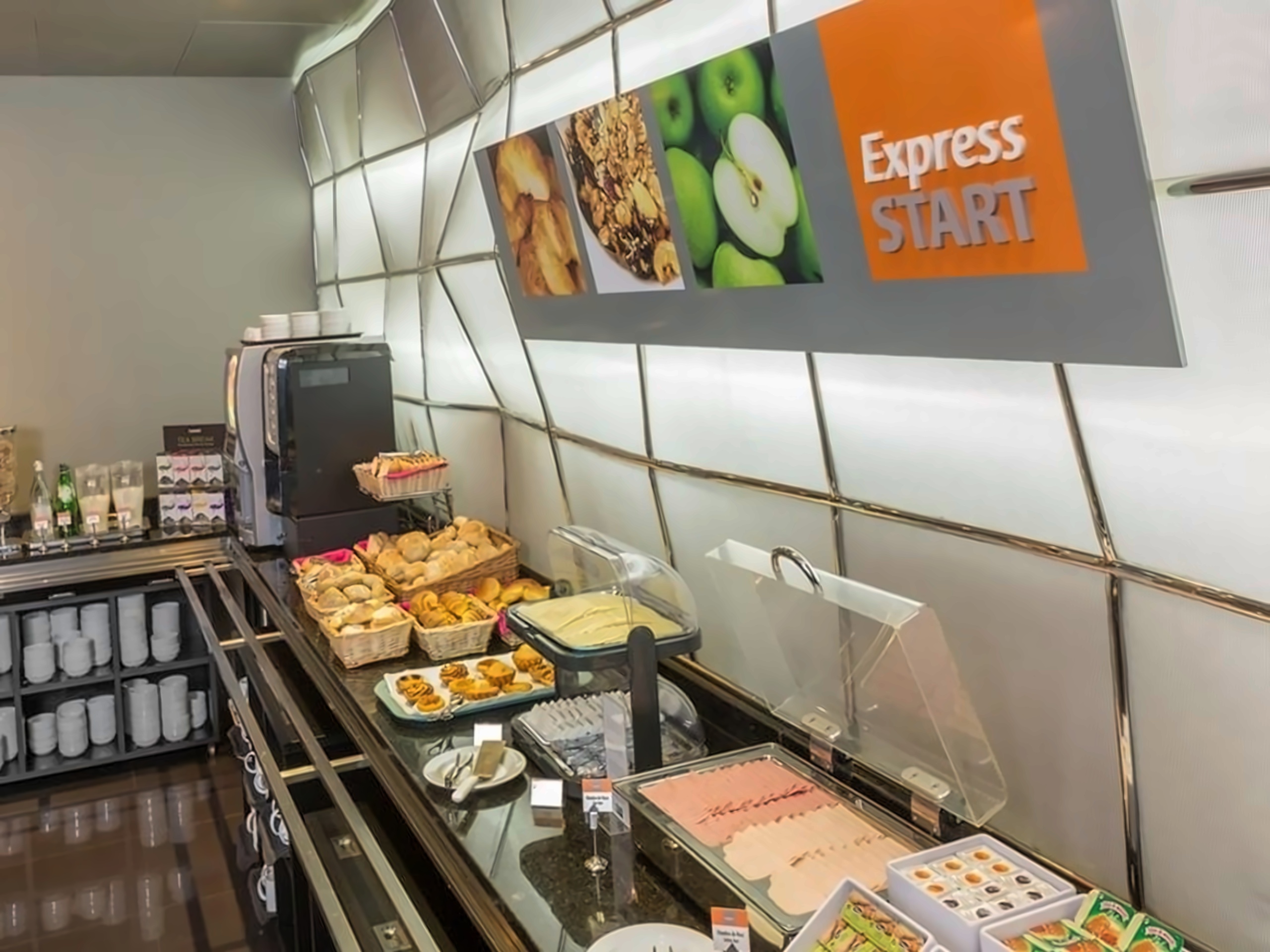 Holiday Inn Express Lisbon Alfragide Лиссабон Португалия photo, price ...