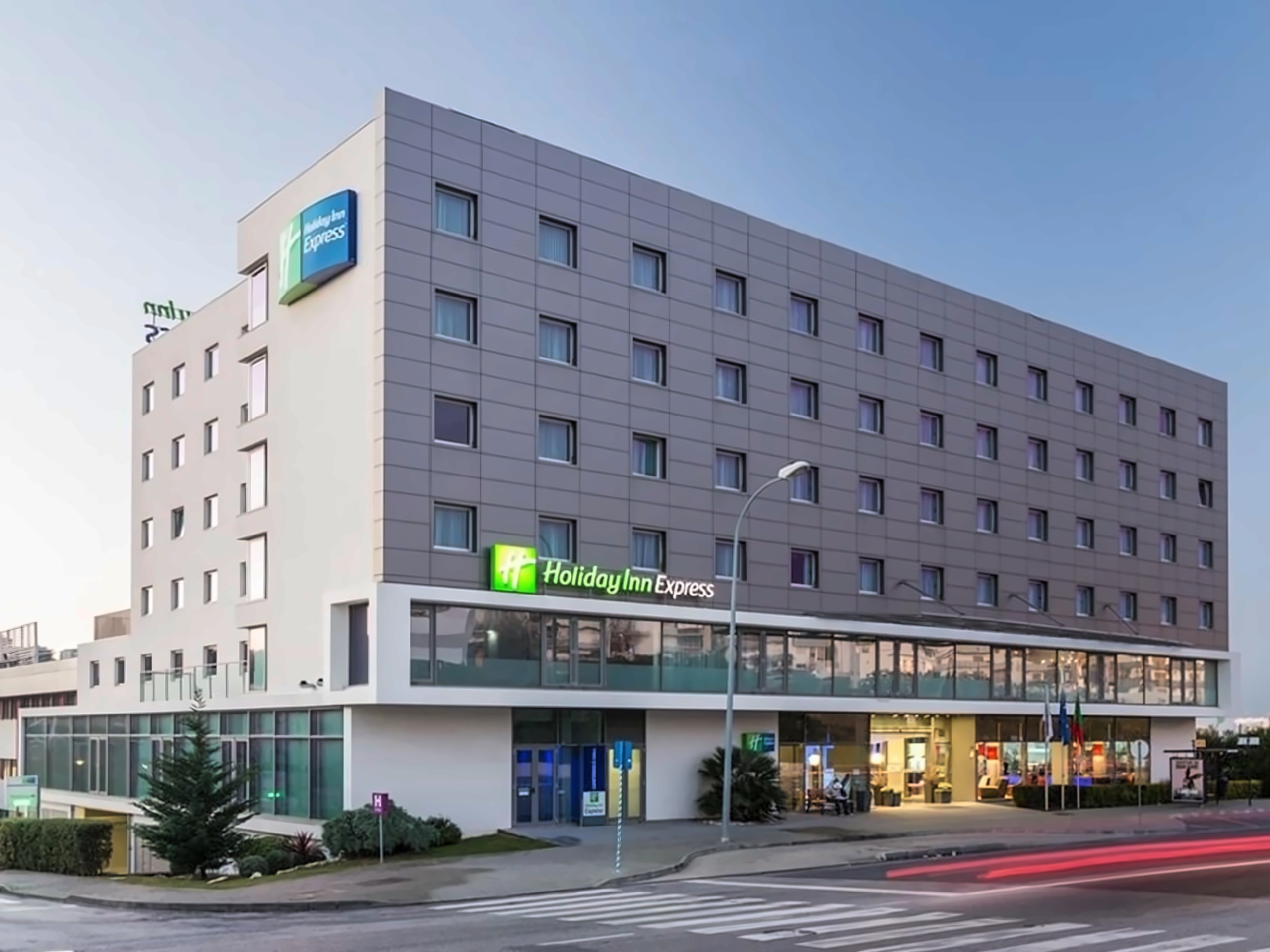 Holiday Inn Express Lisbon Alfragide Лиссабон Португалия photo, price ...