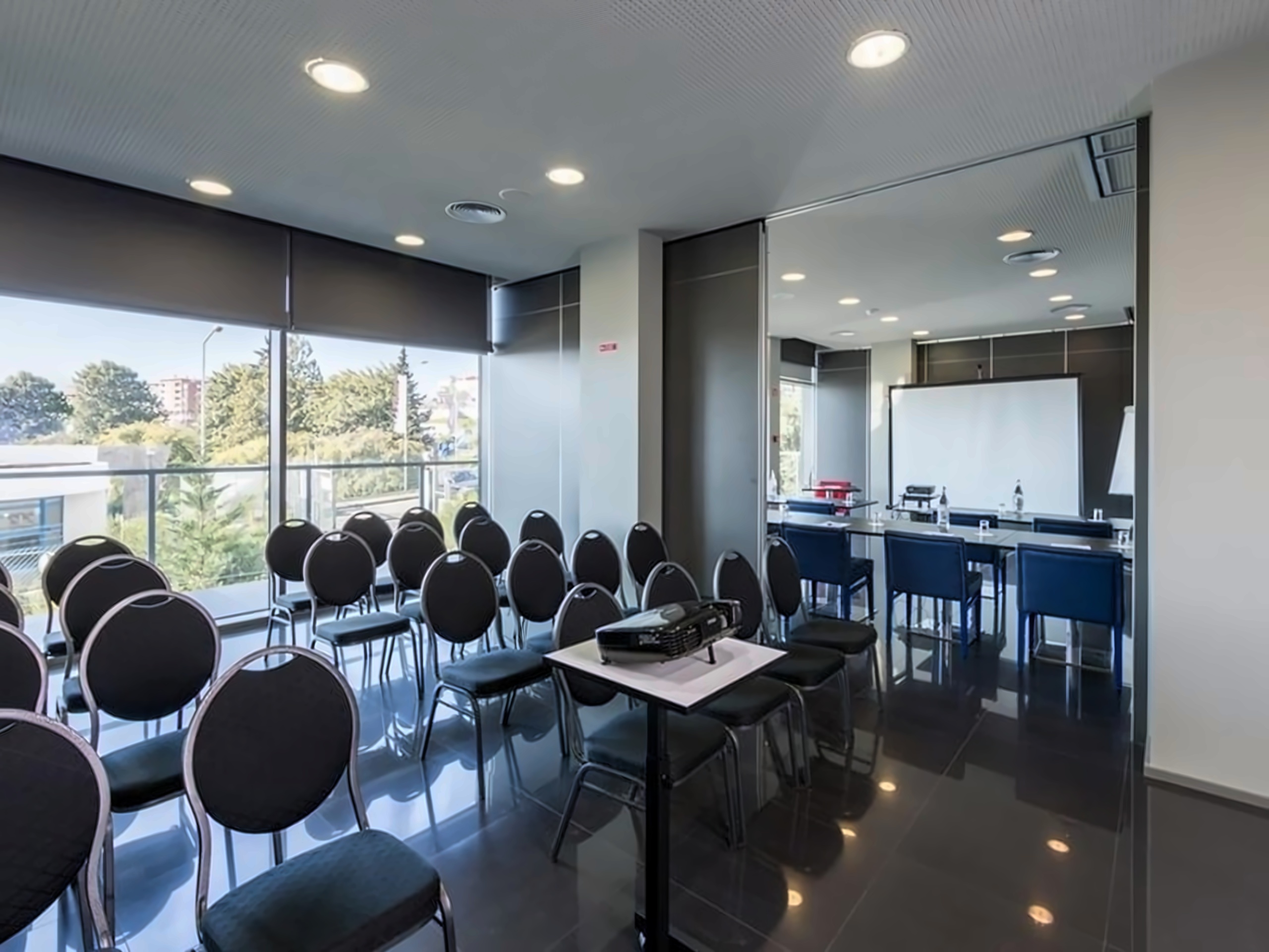 Holiday Inn Express Lisbon Alfragide Лиссабон Португалия photo, price ...